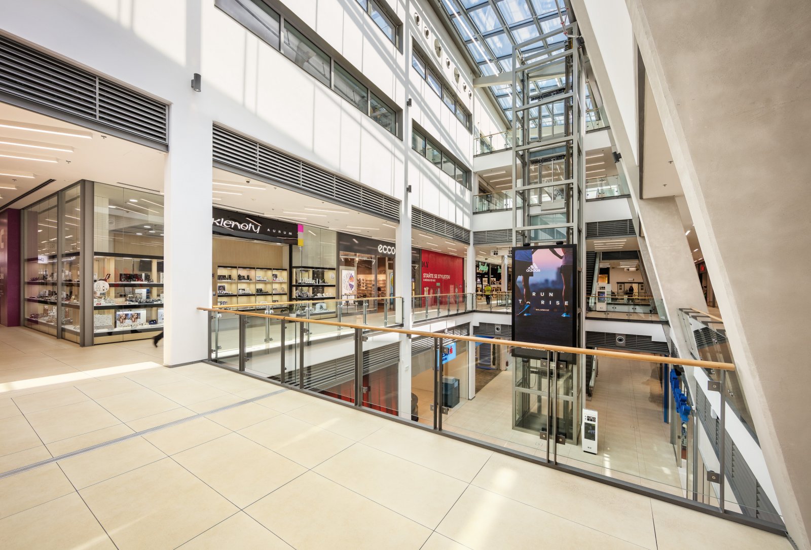 archiweb.cz - Obchodní centrum IGY 2